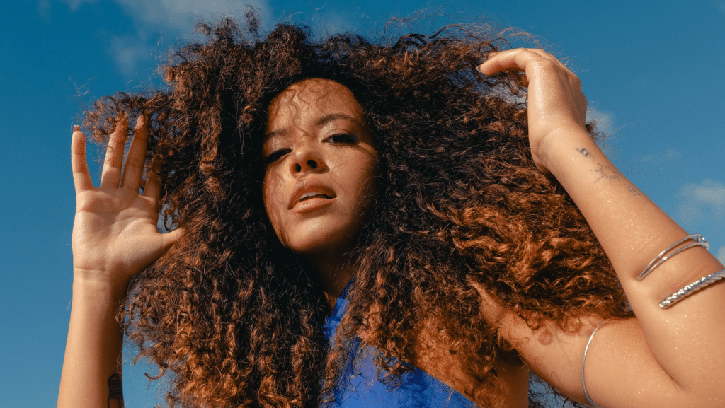 Liza Lou lança o seu primeiro álbum 'Sal' - Revista Prosa Verso e Arte