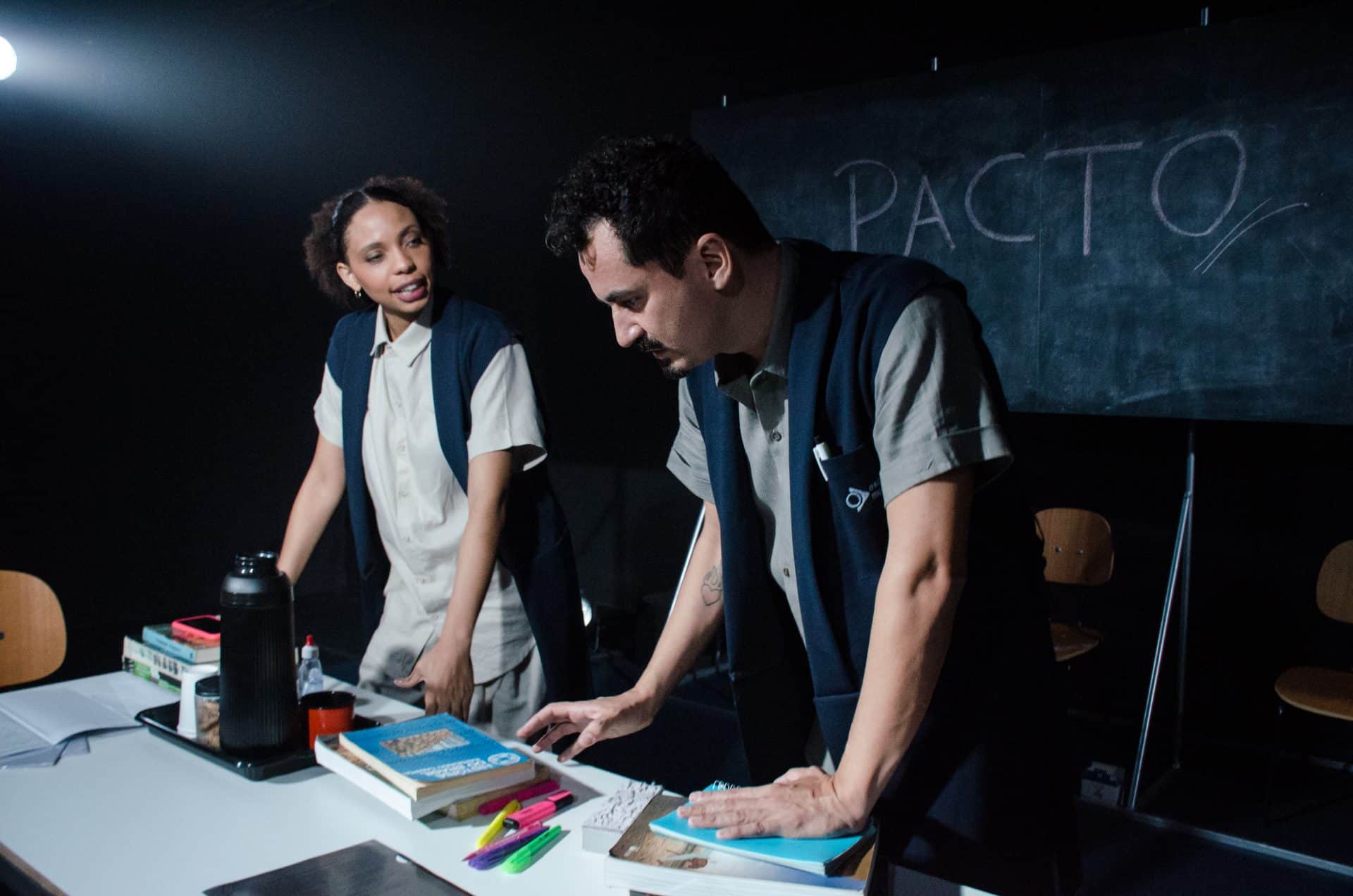Espetáculo 'Escola Modelo' faz temporada no teatro Pequeno Ato ...