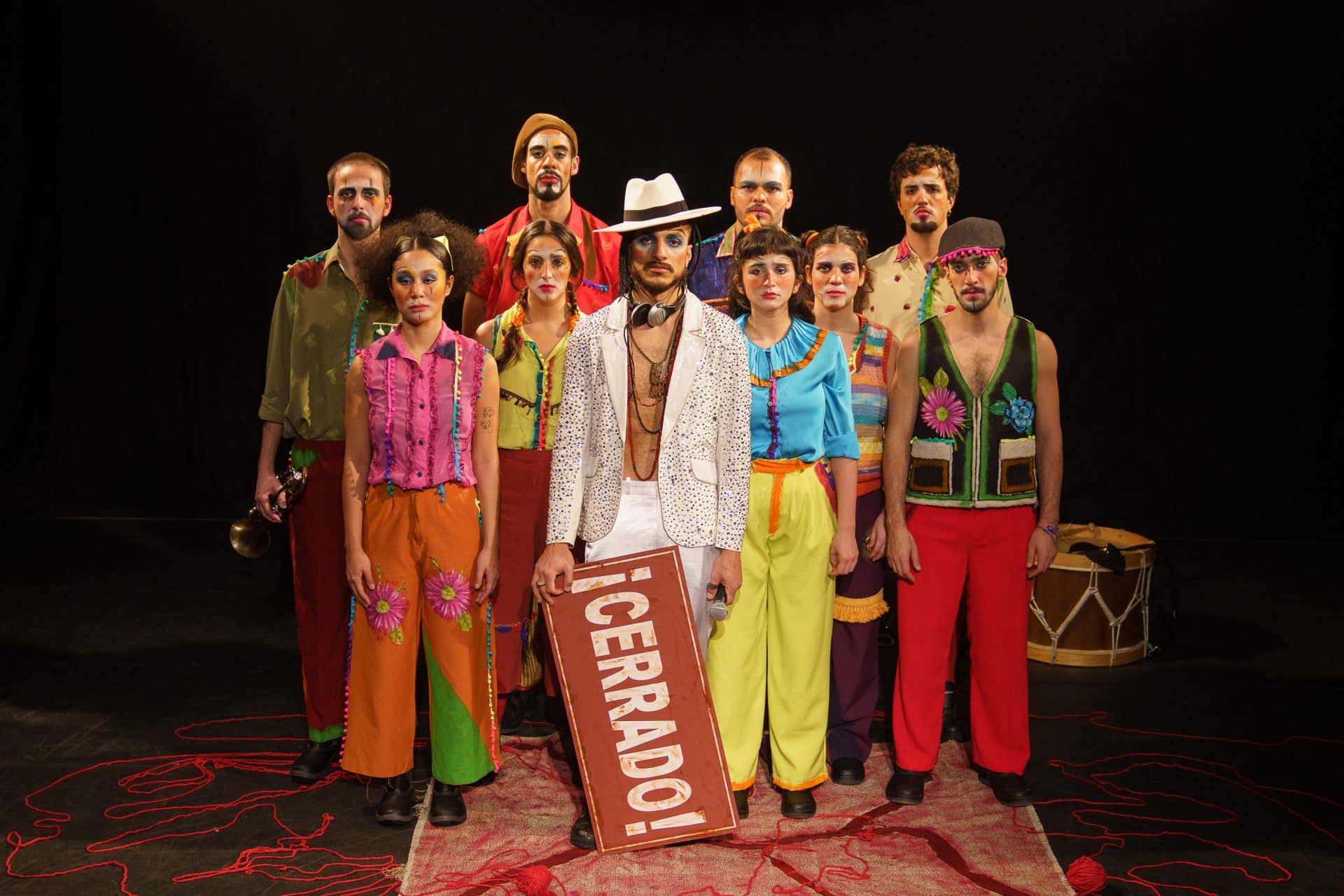 Grupo Pano apresenta o espetáculo '¡Cerrado!' no Teatro de Contêiner ...