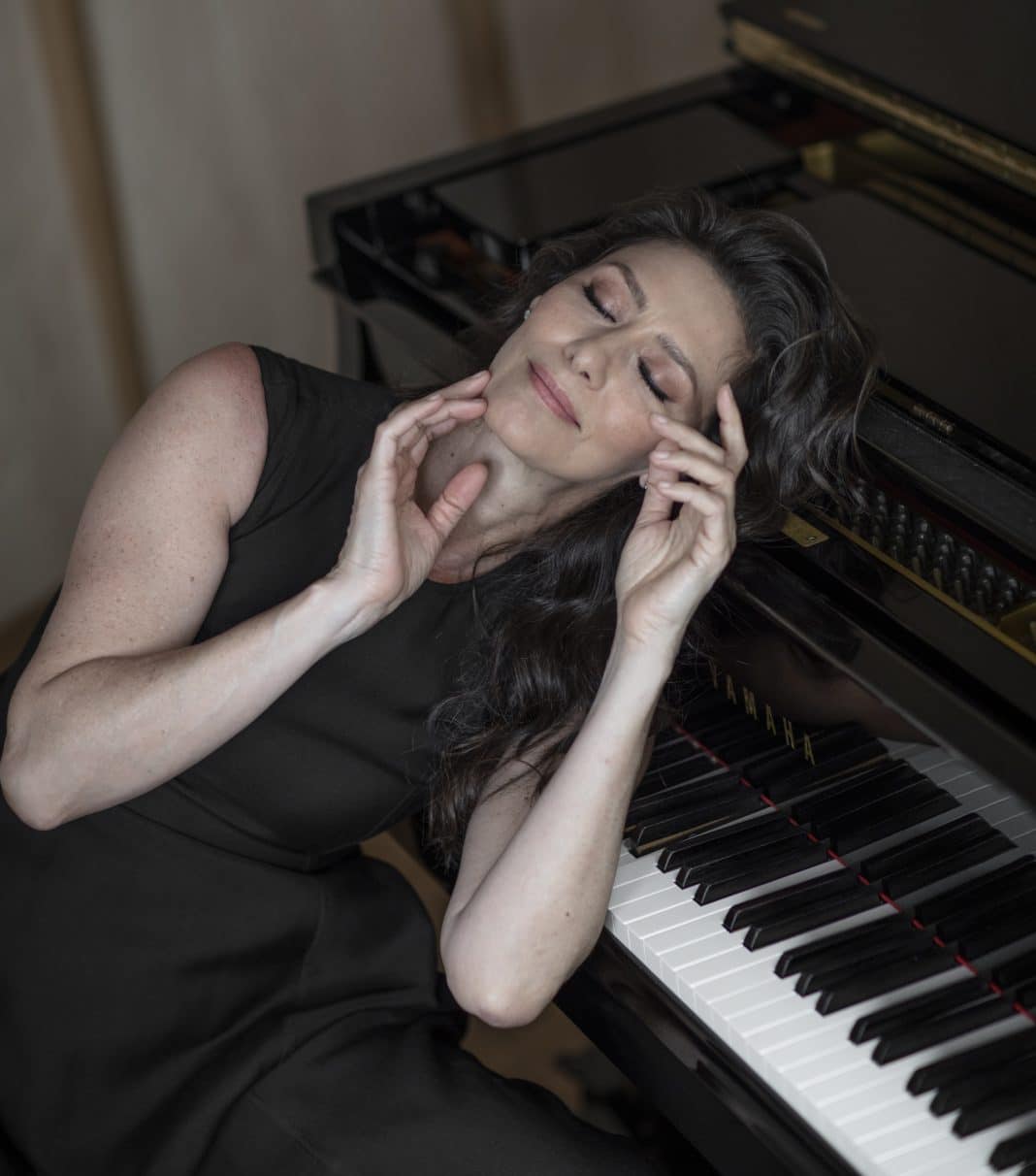 Maria Fernanda Cândido inaugura Teatro-D-Jaraguá, com monólogo baseado ...