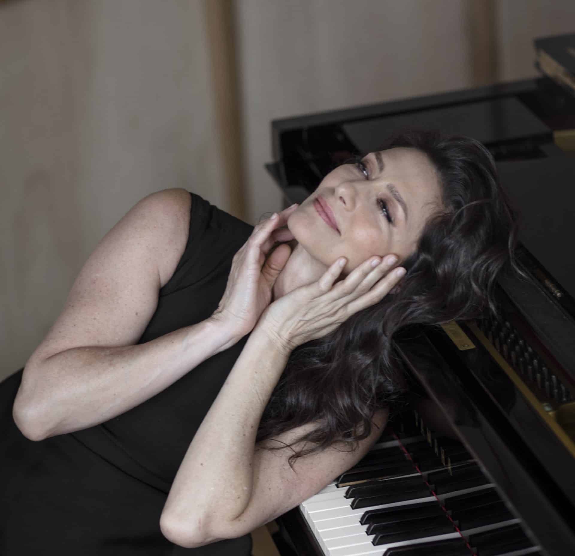 Maria Fernanda Cândido inaugura Teatro-D-Jaraguá, com monólogo baseado ...