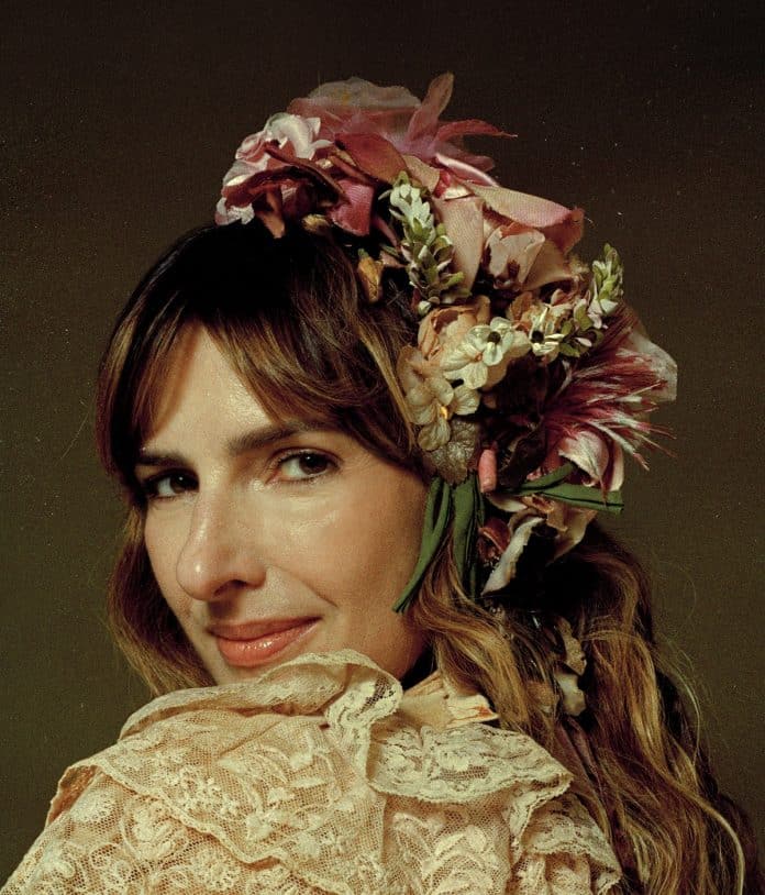 Anna Ratto lança álbum 'Vison Negro' - Revista Prosa Verso e Arte