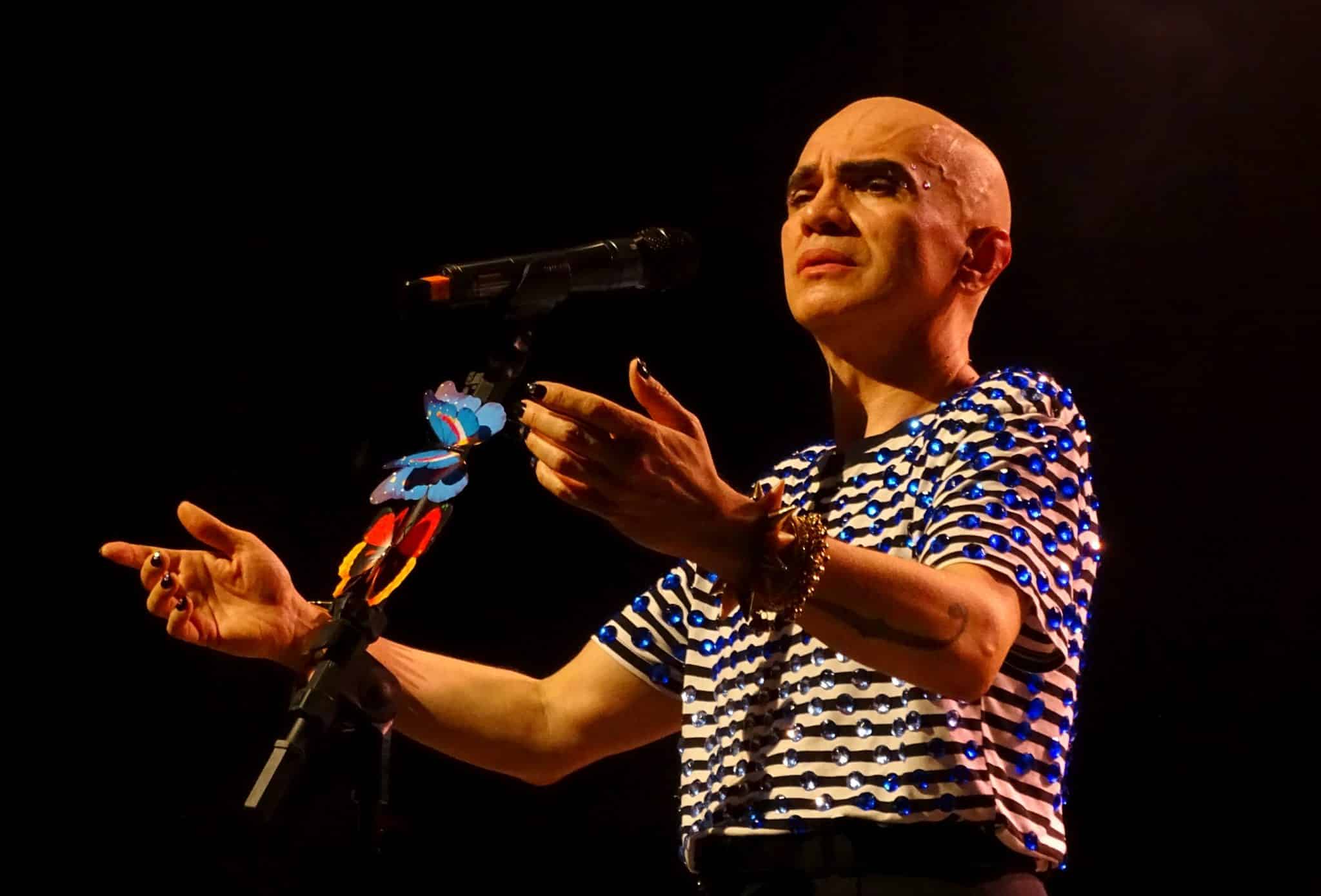 Edson Cordeiro canta Carmen Miranda e outros bambas no Teatro J. Safra ...